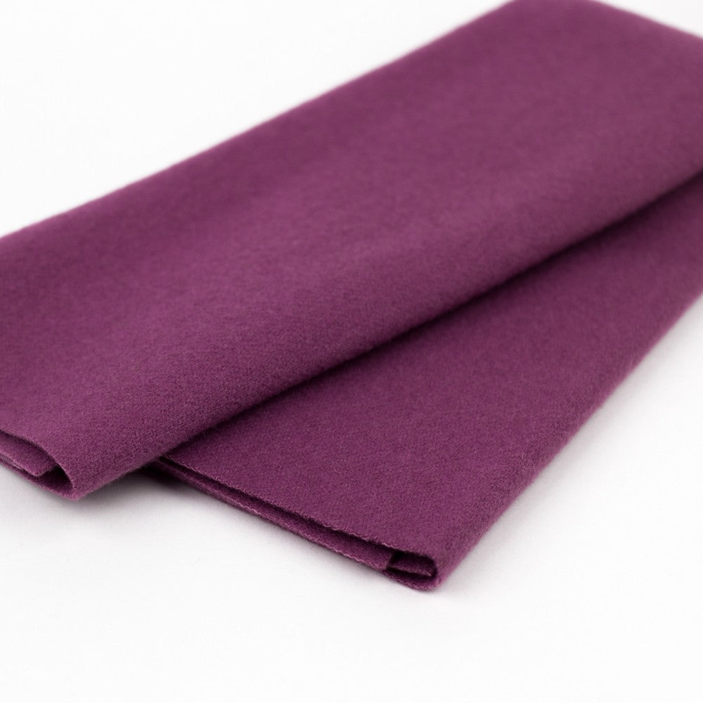 LN37 VERY BERRY - 1/8 SUE SPARGO MILL DYED WOOL – Bear Essence